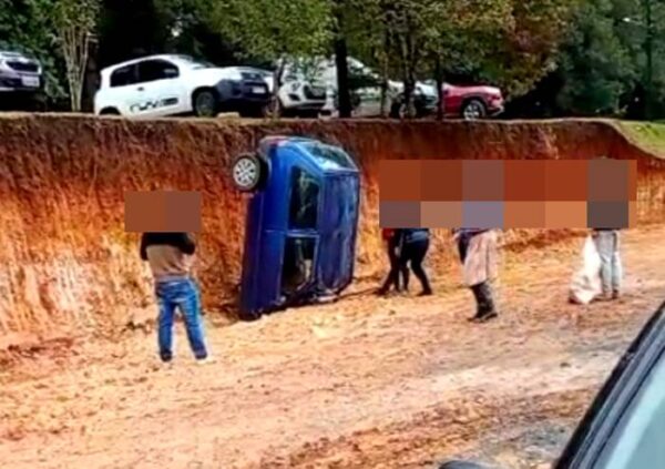 Canoinhas: Carro engatado em 1ª marcha despenca em barranco e deixa ...